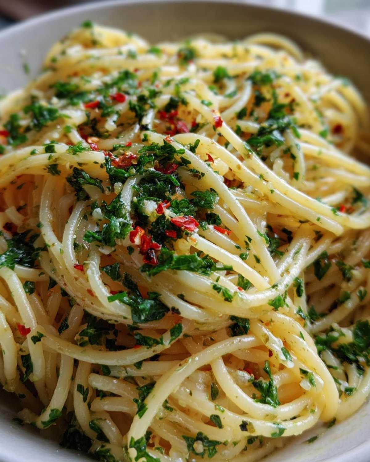 Spaghetti Aglio e Olio: Grandma's Amazing 5-Minute Dish - GourmetGusto