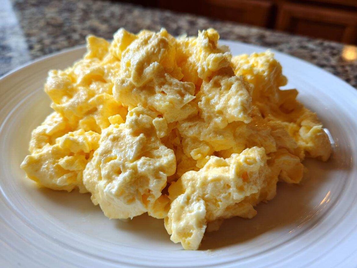 3 secrets for amazing scrambled eggs - GourmetGusto